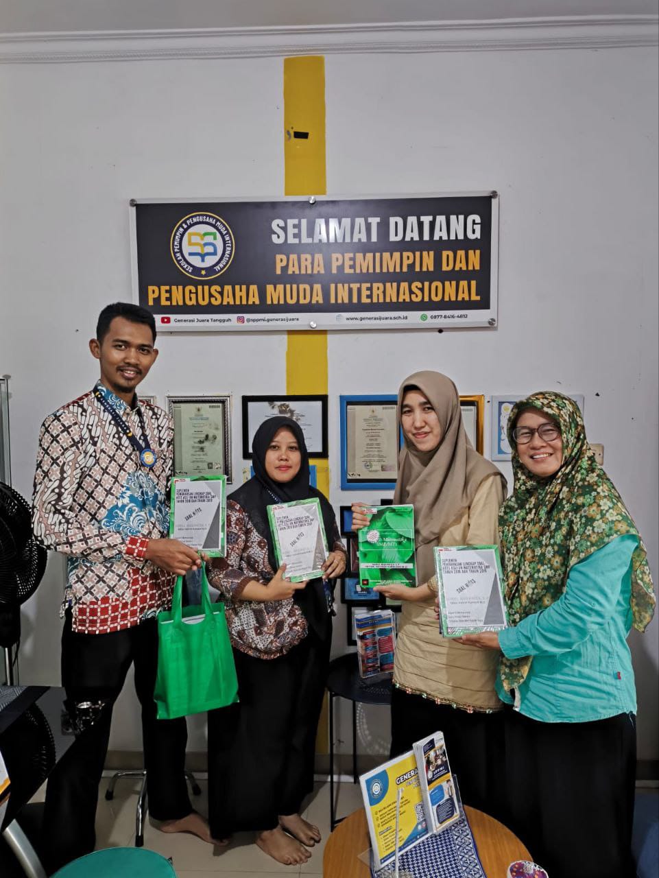 Generasi Juara Terima Wakaf 30 Buku Matematika dari Mawa! - PKBM GENERASI JUARA